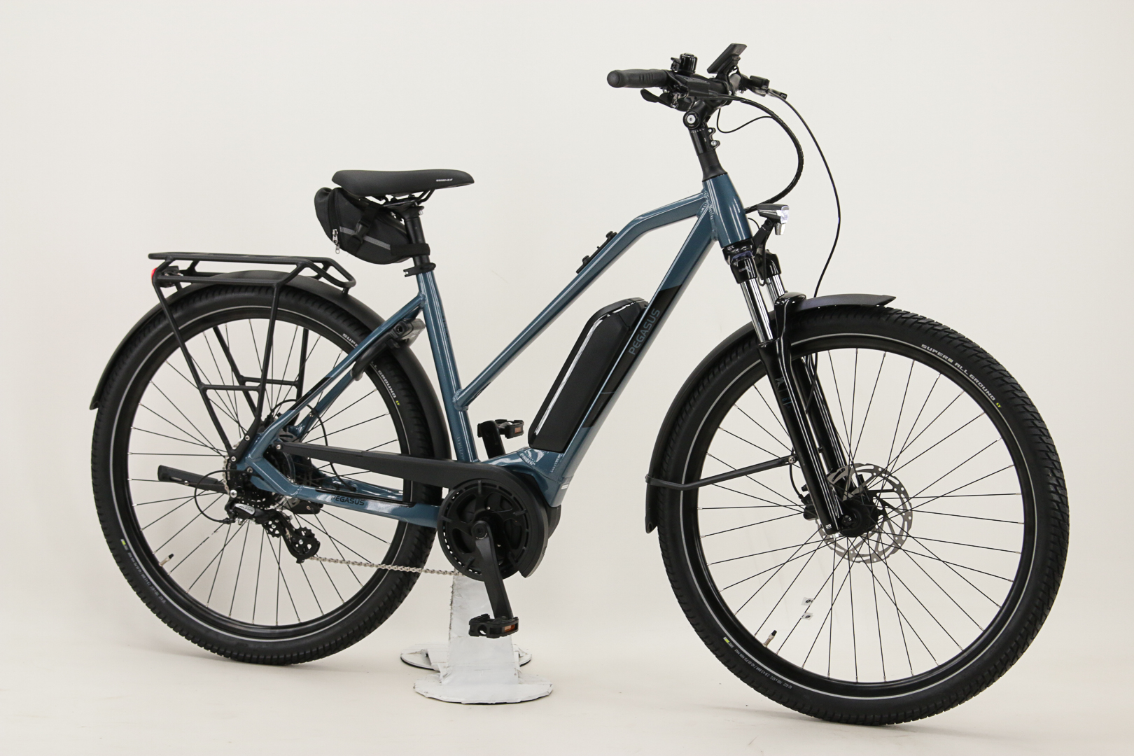 Pegasus Solero E8 Sport Perf. 29" Trekking E-Bike 8-Gang